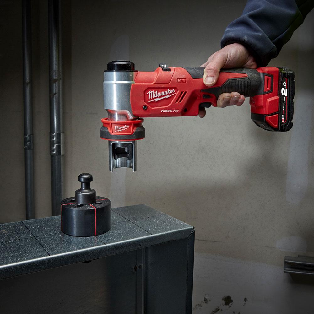 Milwaukee M18HKP-201C 18V 2.0Ah Li-ion Cordless Force Logic Knockout ...